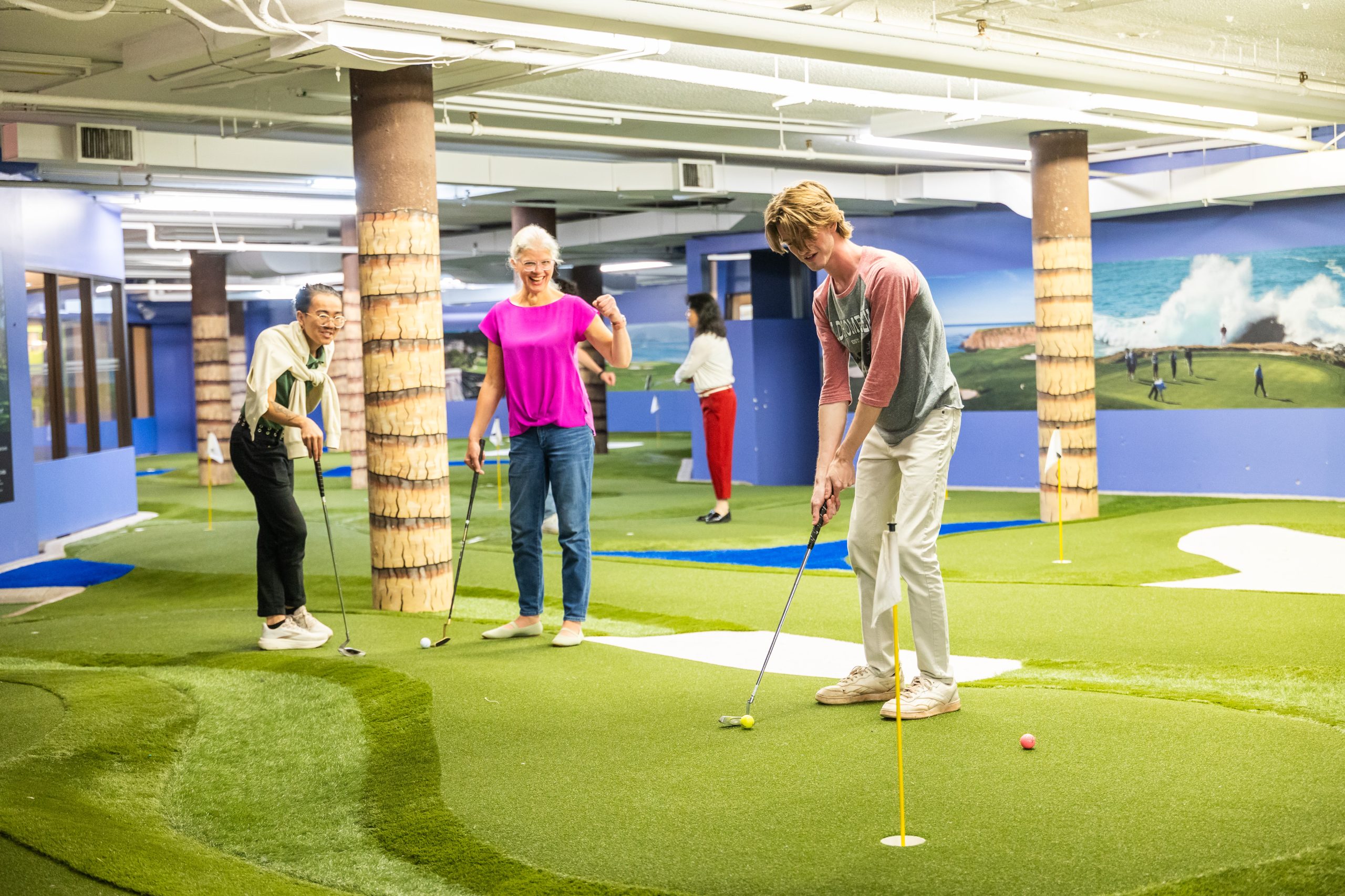 Indoor Putting - Confederation Court Mall